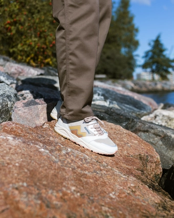 Karhu Aria 95 Lilly White / Curry | Sneaker District COM